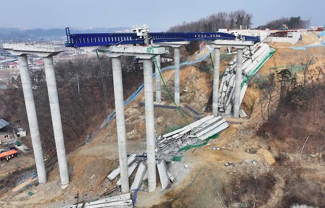 교량 붕괴 30m 추락에도 살아남은 유일한 생존자사고 후 가족에 한 말