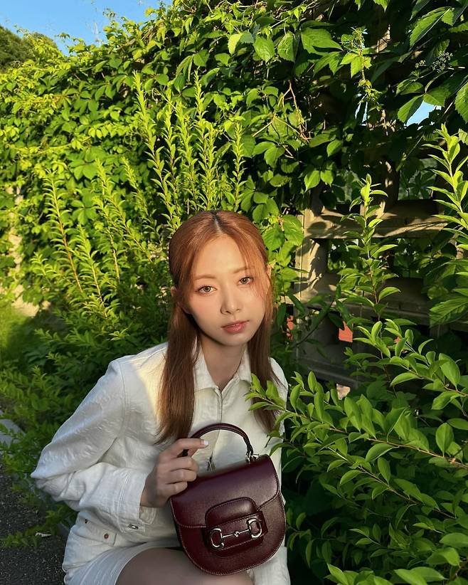 로봇 같은 미모 실물 비주얼 화제 된 여가수 일상룩 라이프업
