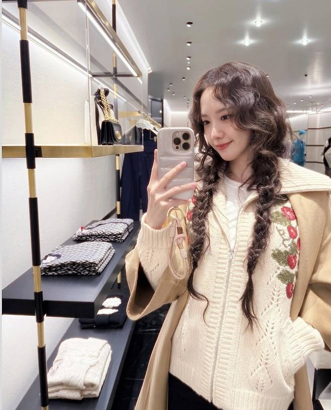 소녀시대 윤아 파리의 여유 거울에 안 담기는 마네킹 비율 캐멀 롱 코트룩 뷰티는 내운명