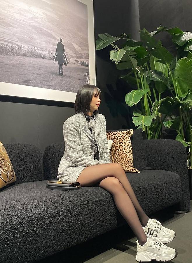 김소현 밀라노에서 더 청순 돌체앤가바나 밝힌 트위드 셋업 패션쇼 룩 패션엔