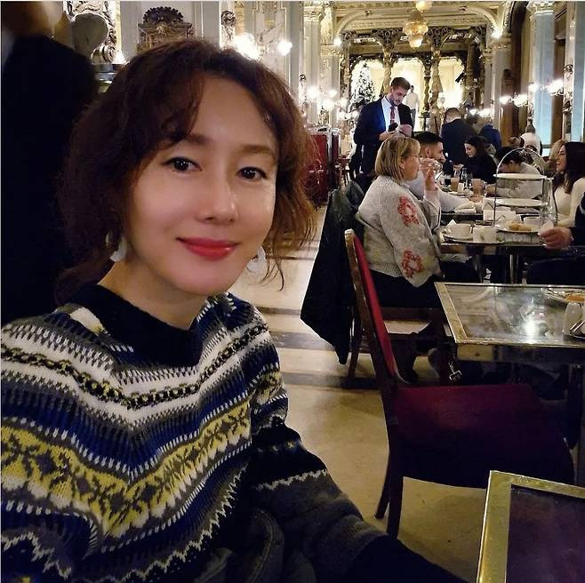 50대 맞아 김지수 부다페스트서 터진 자연미인 클래스의 우아한 여행룩 스타와 라이프