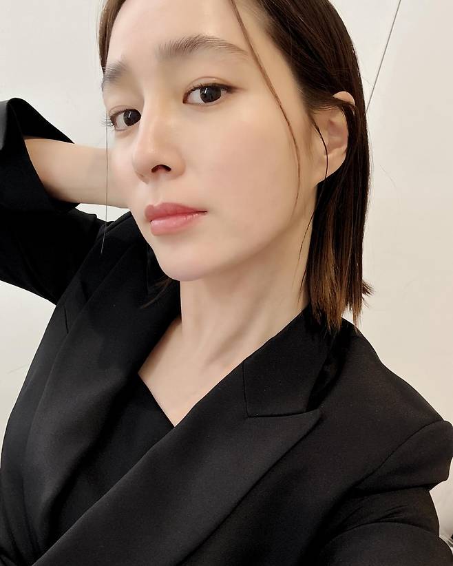 이민정 43살 맞아 정장 입고 청초한 미모 스타픽