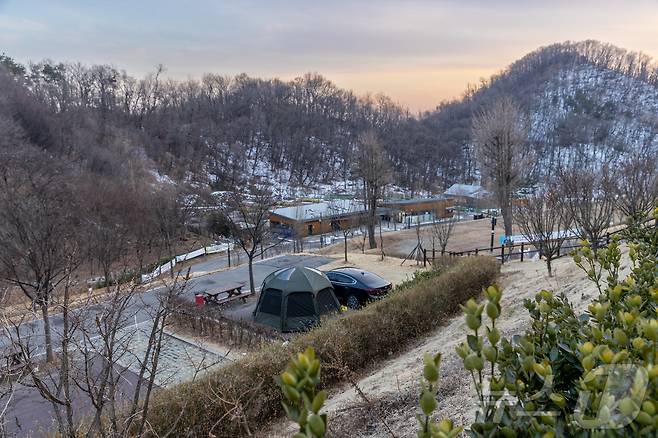 봄을 맞이하며 도심 속 자연을 만끽할 수 있는 서울 캠핑 명소 3곳