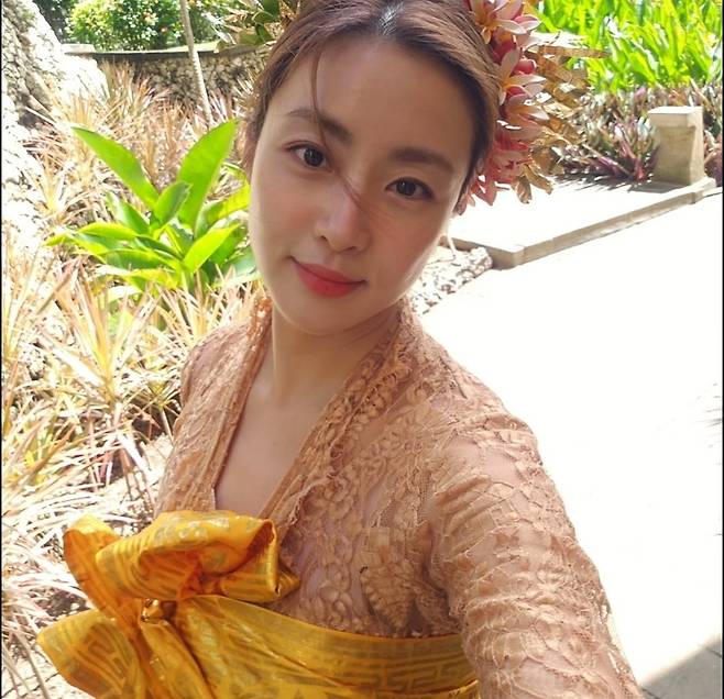 강소라 신들의 섬 발리에 강림 이국적 매력 끌어올린 우아한 금빛 여신미 롱스커트룩 뷰티는 내운명