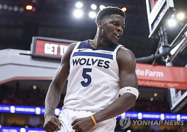 Nba ‘새로운 간판스타 갑론을박 에드워즈 관중석에 공 던져 또 벌금 징계