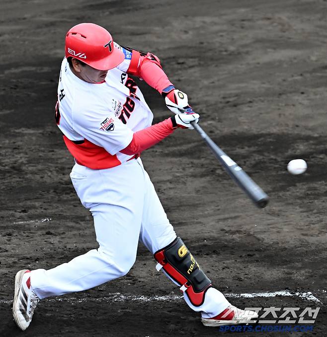 이범호 드디어 웃었다. 이우성 솔로-윤도현 투런 작렬 KIA,KT에 6대2 역전승 4연패 끝, 올해 첫 승 신고[오키나와 리뷰]