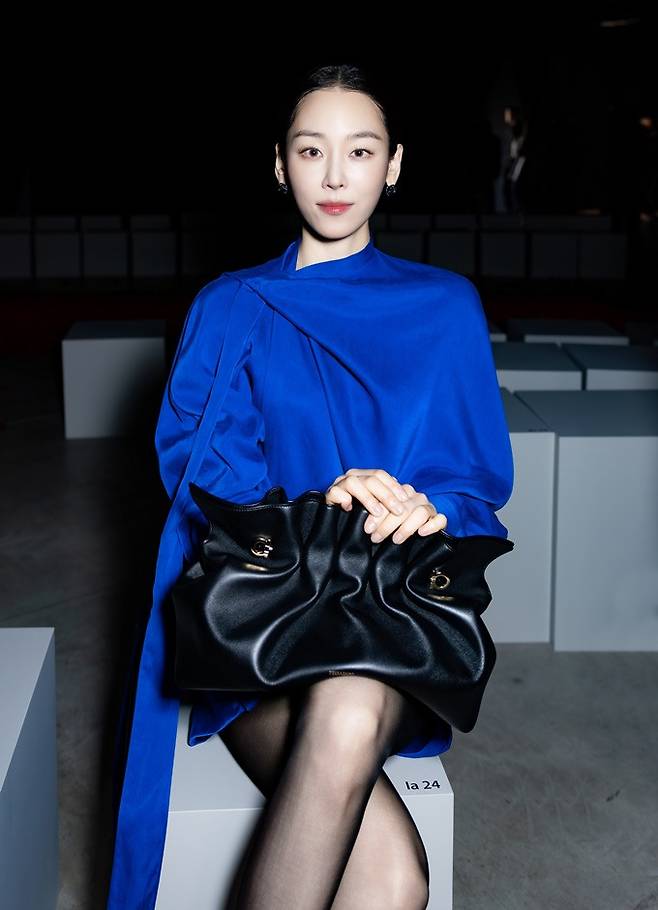 서현진 밀라노 사로잡은 코발트 블루 비대칭 헴라인 드레스룩 자태 패션엔