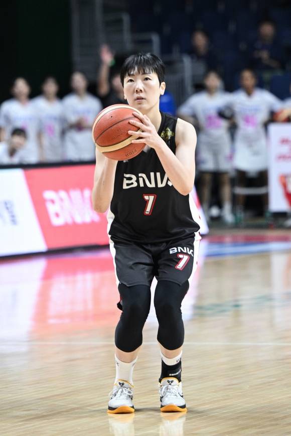 ‘우승 반지만 8개 박혜진 21점 폭발bnk 슈퍼팀 대결서 삼성생명 꺾고 Po 첫 승
