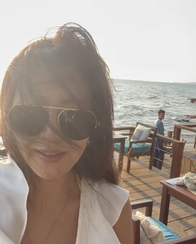 53세에 이렇게 ‘사랑스러울 일 휴양지에서도 빛난 여배우의 청순한 원피스룩 스타와 패션