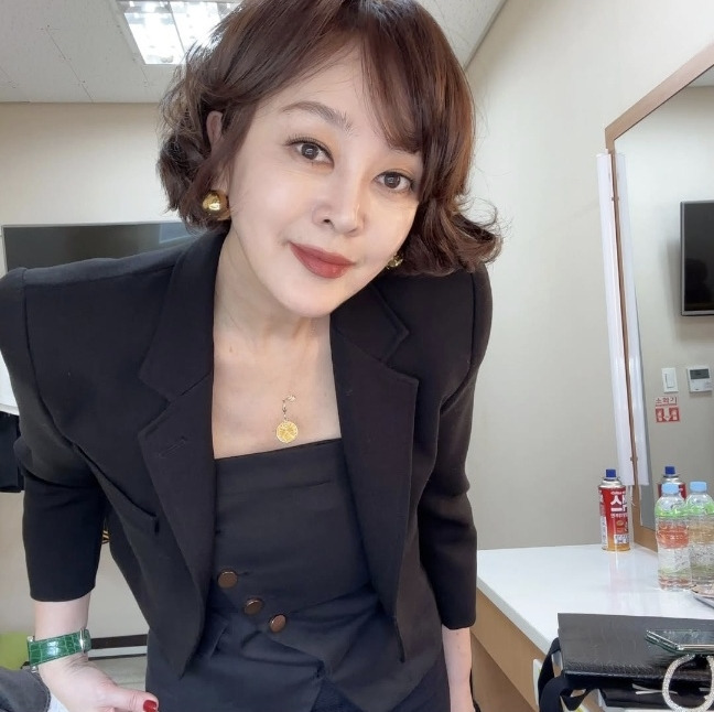 너 주인공만 하던 애인데 90년대 톱스타 56세 여배우의 고급스러운 블랙 수트핏 스타와 패션