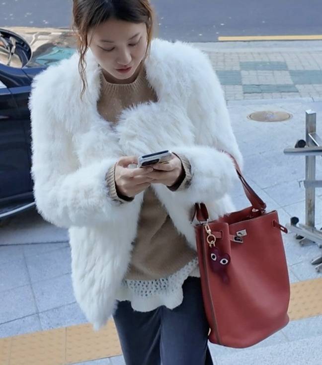일상 사진 맞아 ‘172cm의 바비인형 9등신 비율로 화제된 41세 여배우의 데일리룩 스타와 패션
