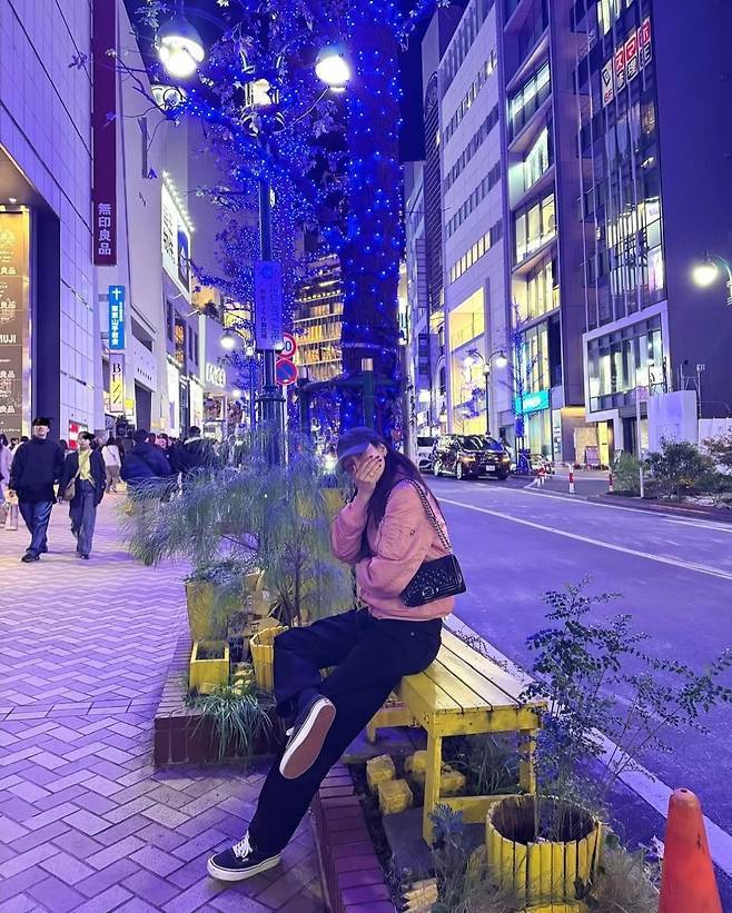 지우히메에서 자유로운 여행자로 일본 거리에서 빛난 힙한 핑크 점퍼룩 스타와 패션