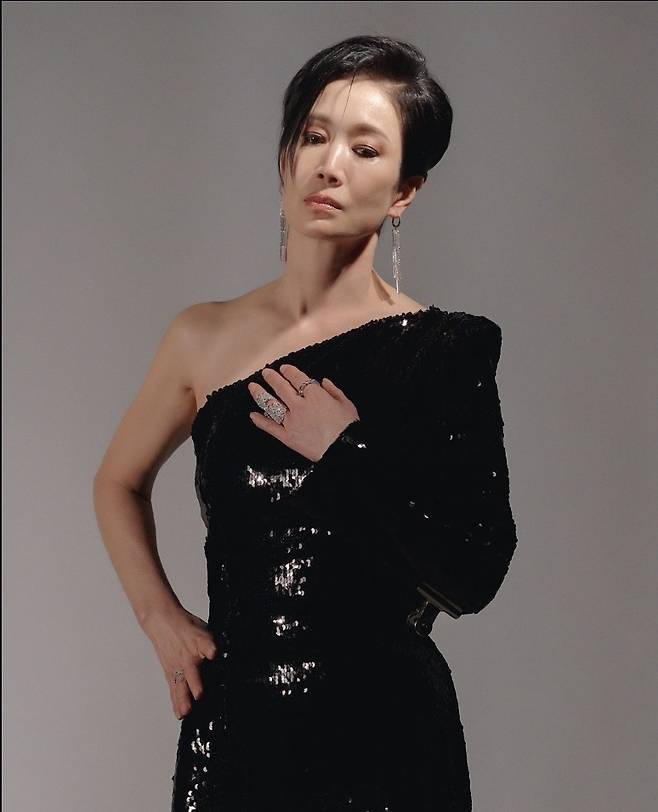 엄청난 트라우마 두 번 겪고 이겨낸 60대 가장 우아한 여배우의 시퀸 드레스룩 스타와 패션