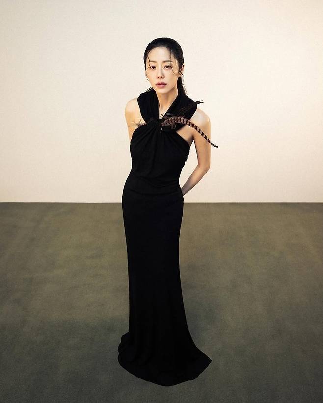 미모는 20대 그러나 아우라는 범접 불가 최강 동안 53세 여배우의 독보적 화보룩 스타와 패션