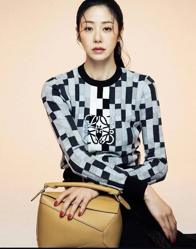 미모는 20대 그러나 아우라는 범접 불가 최강 동안 53세 여배우의 독보적 화보룩 스타와 패션