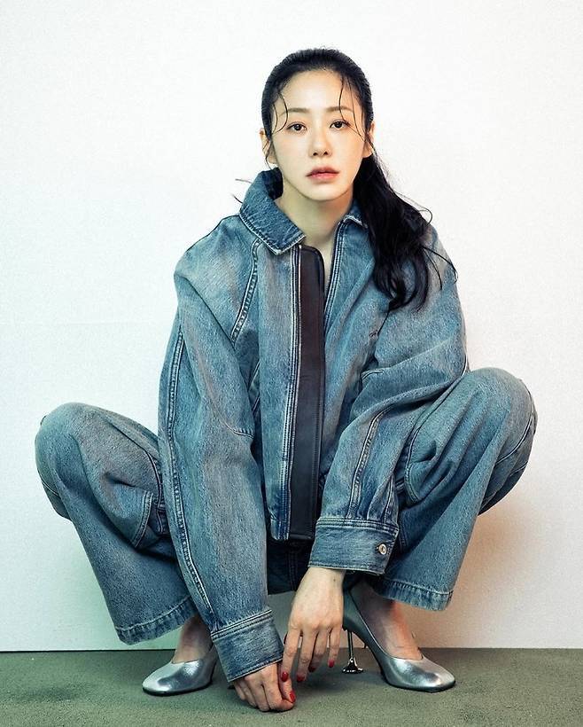 미모는 20대 그러나 아우라는 범접 불가 최강 동안 53세 여배우의 독보적 화보룩 스타와 패션