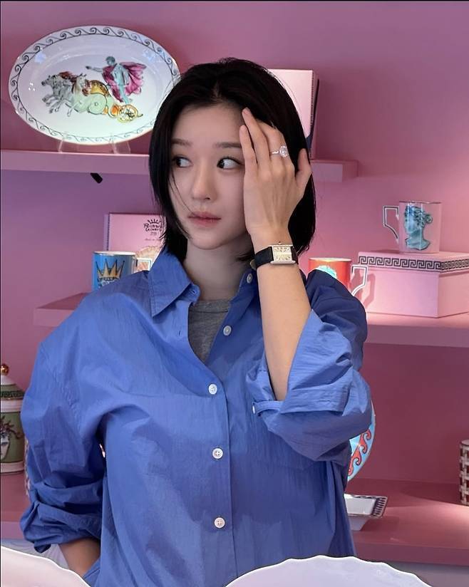 동안 외모에 저음 목소리 콤플렉스가 의외의 매력이 된 여배우의 세련된 일상룩 스타와 패션