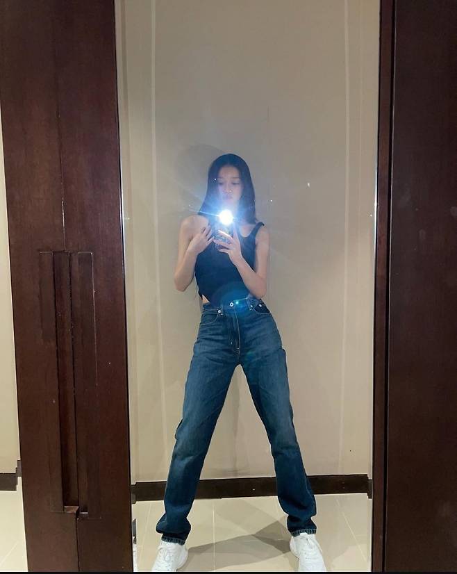 159cm키는 '비율 깡패' 쌩얼도 인형 같은 29세 아이돌 멤버, 우월한 데님룩 | 스타와 패션