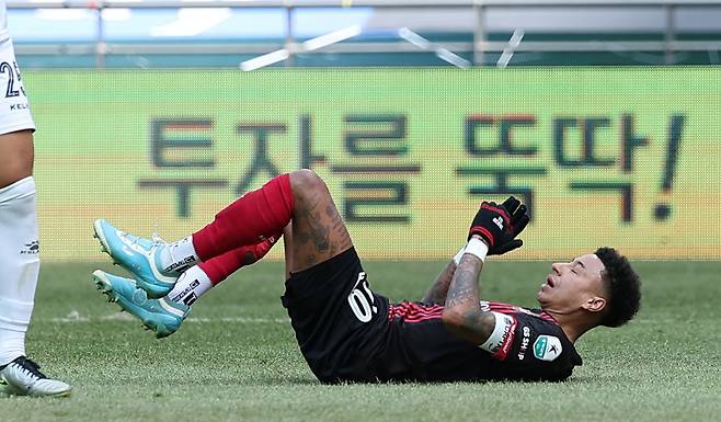 잔디에 발목 걸려 넘어지는 K리그” 선수협도 해결 촉구