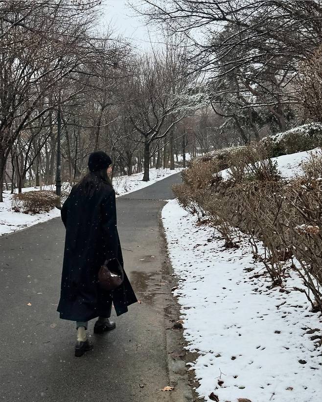 신민아 눈 온다고 어쩜 이래 눈길에 영화 같은 여신미모 비니도 찰떡으로 어울린 코트룩 뷰티는 내운명