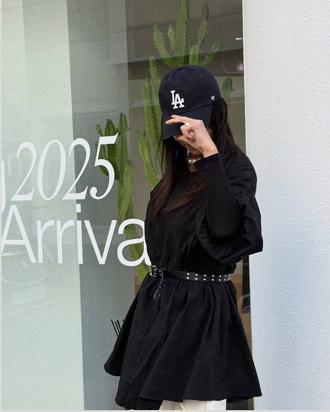 황신혜 20대 같은 60대 패셔니스타 힙한 매력 폭발 최강 동안 꾸안꾸 블랙룩 뷰티는 내운명
