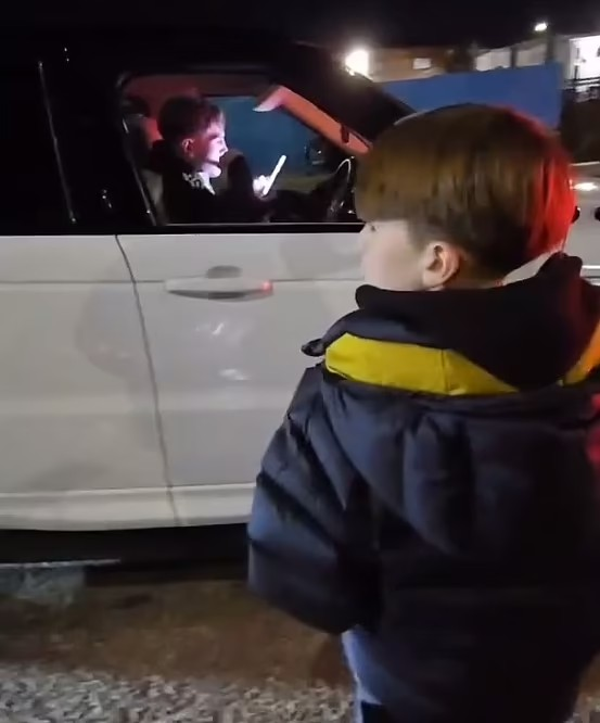 최희암 감독님 모셔와야 하나맨유 초신성 아모링에게 대들더니 이제 어린이 팬까지 무시