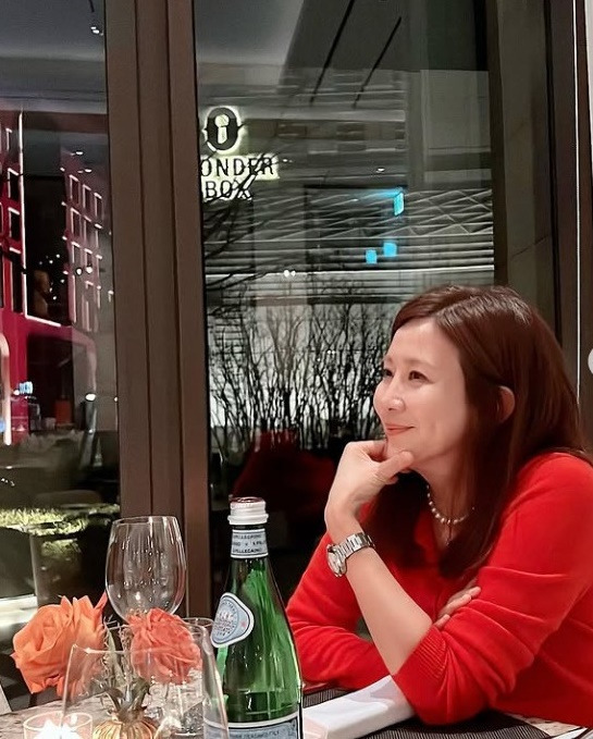 미소 되찾았다” 양정아 이혼 후 따뜻한 일상 속 ‘우아한 레드 니트룩 연예는 내운명