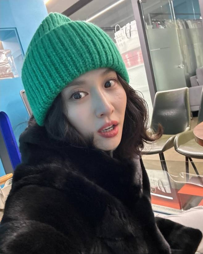 생일은 왔는데 나이는 어디로 비현실적 동안 미모의 44세 여배우 생파 바캉스룩 스타와 패션