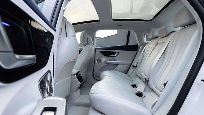 "토르의 망치냐 삼각별이냐" 볼보 ES90 vs 벤츠 EQE 매력적인 차는? | M투데이