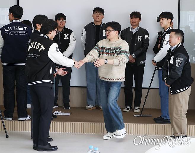 한동훈 사인 또 찢은 대학생 겸상 못 하고 오해 못 풀어