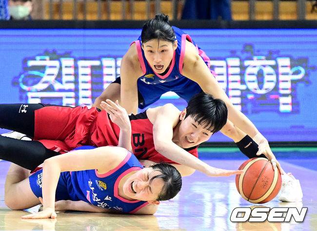 실화냐? BNK, 4쿼터 1득점 망신살... 삼성생명, 벼랑 끝 반격하면서 시리즈 1승 2패