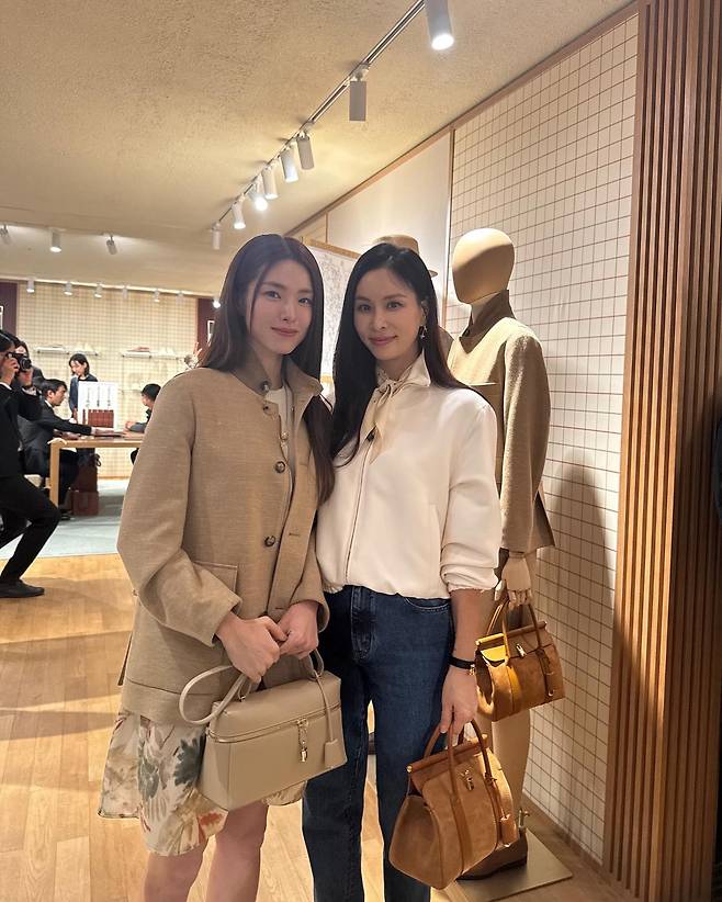 고소영 52살 맞아 스카프로 포인트 준 고급미 스타픽