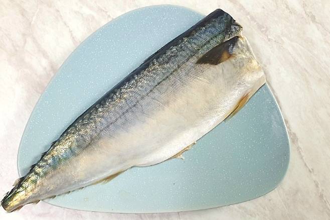생선 그냥 굽지 마세요 집안에 가득한 냄새 없이 맛있게 생선 굽는 비법 쏙쏙팁
