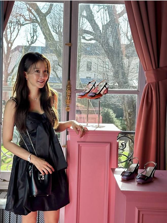 "프랑스 젠틀맨도 홀렸다" 169cm 52kg 인형미모 뽐낸 여배우 리본 드레스룩 | 스타와 라이프