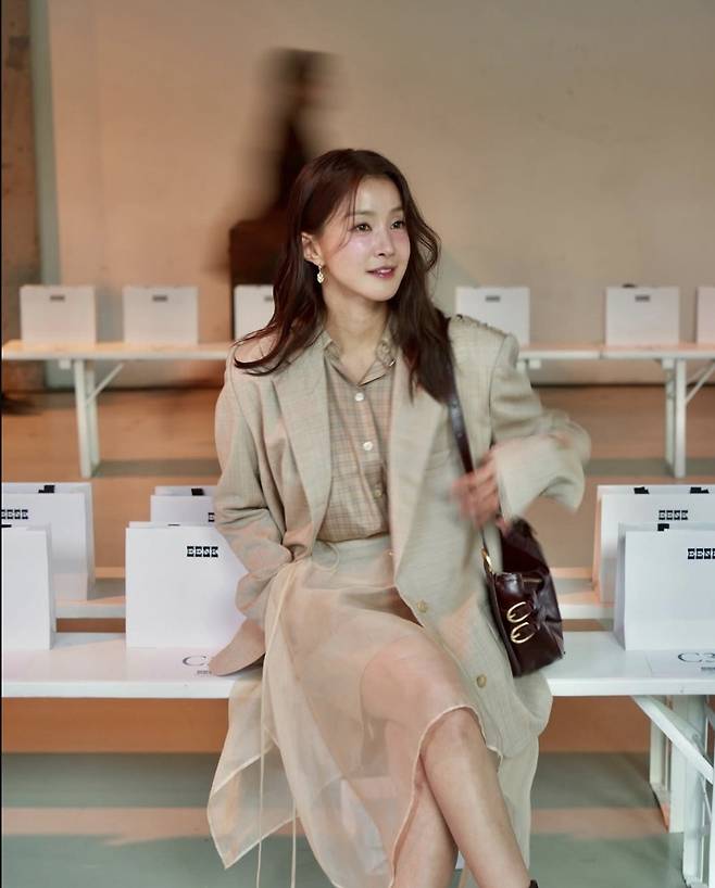 이시영 기은세 시스루 입은 예쁜 언니들 파리에서 투샷 찍었다 눈부신 패셔니스타 룩 뷰티는 내운명