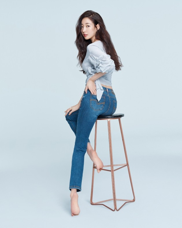 키 173cm에 너무 예뻐 46세라고 도저히 믿기지 않는 배우데님룩얼마나 예쁘길래 셀럽뉴스