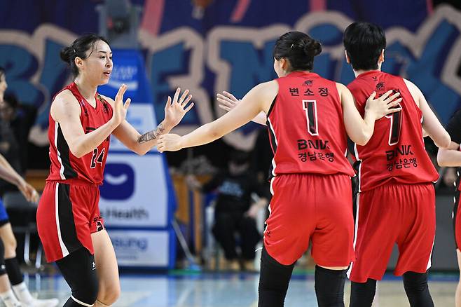 [WKBL PO] 용인 가면 작아지는 BNK, 부담 커진 5차전 승부