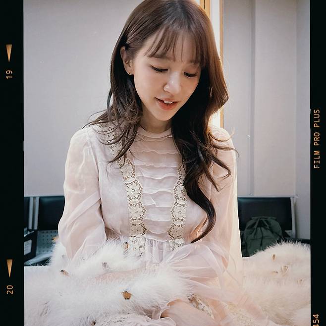 윤은혜 40살 맞아 화이트 원피스 입고 여전한 미모 스타픽