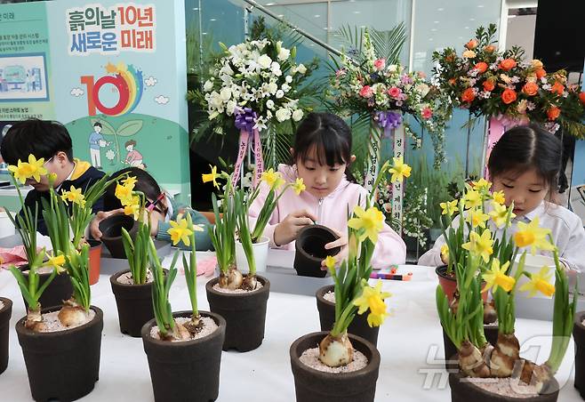 [뉴스1 PICK] 10주년 맞은 흙의 날… '건강한 흙 미래세대 물려줘야'