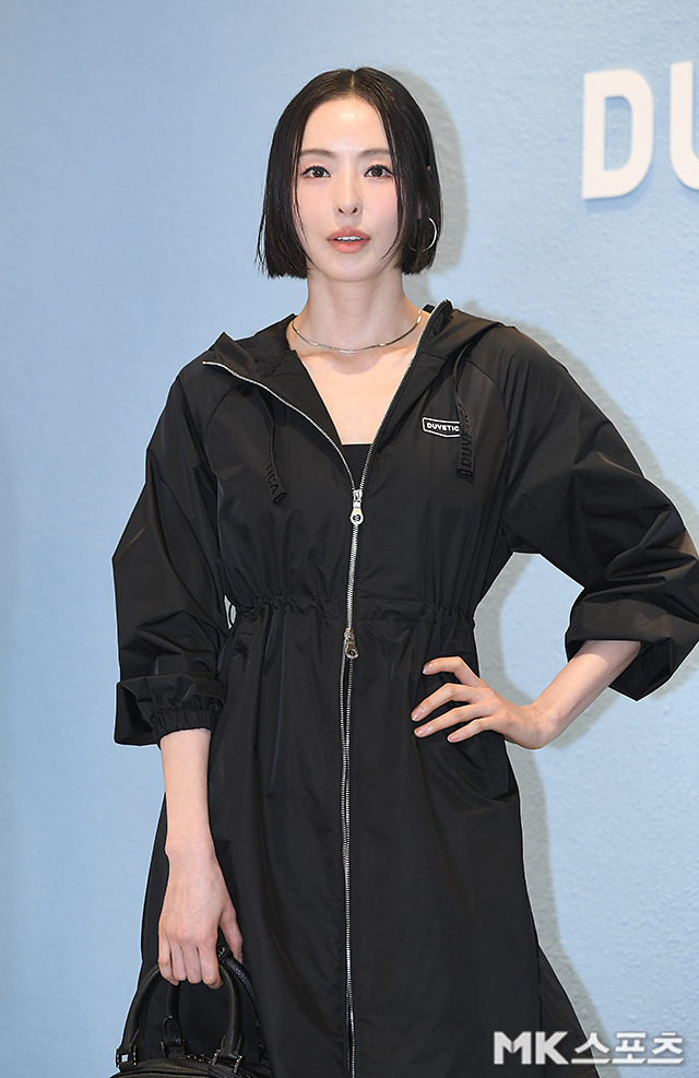 이다희 미모의 똑 단발 원피스야 바람막이야 우아한 여신의 변주 올블랙 백화점 나들이룩 뷰티는 내운명