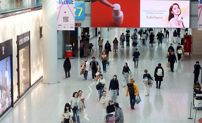 6월부터 미성년 자녀 3명 이상 가구 공항 우선출국 대상 포함
