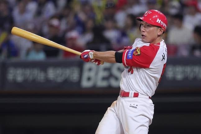 Kia Mvp 2루수 데뷔 17년 만에 외야 글러브 꼈다 아직 한참 부족하다 자평에도 깜짝 변신 순항