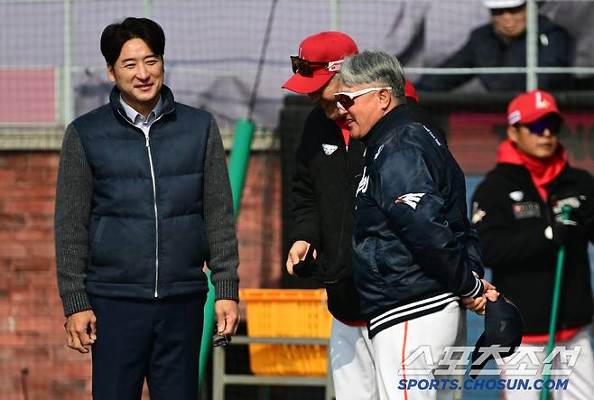 정수리가 보일 정도로 깍듯하게 김경문 감독 기습 방문한 김광현 훈훈했던 더그아웃 만남 인천 현장