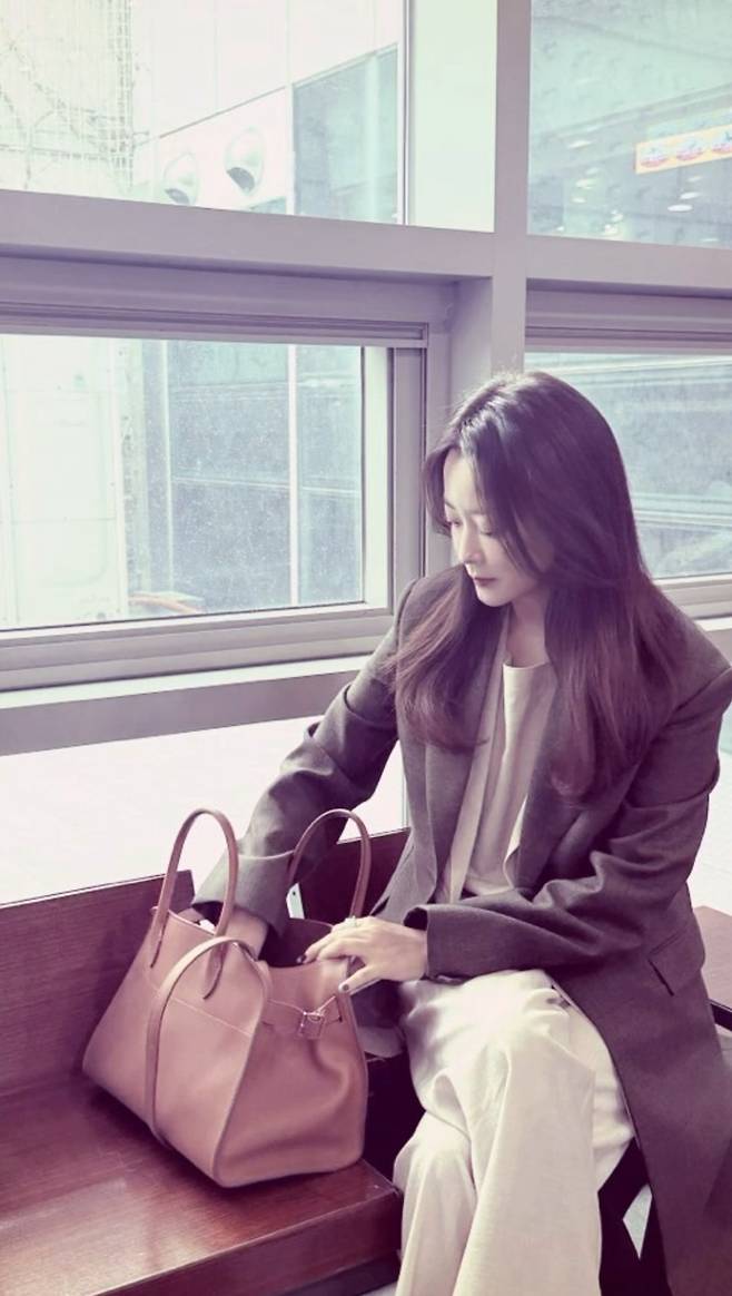 김희선 48세 맞아 헝클어진 머리도 청순 콩깍지 초동안 미모 뽐낸 코트룩 뷰티는 내운명