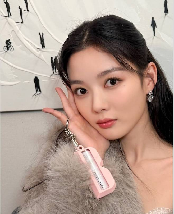 아역 스타의 美친 변신 퍼재킷 벗은 ‘국민 여동생 드레스룩으로 성숙미 폭발 대본은 내운명