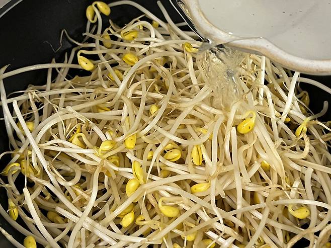 콩나물 삶을 때 소금 넣지 마세요 이것으로 아삭함 10배 콩나물 데치는 법 텐꿀팁
