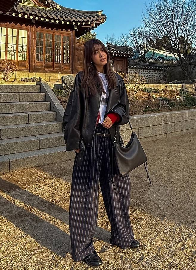 채정안 3월 패셔니스타의 선택은 바이커 재킷 루즈 핏으로 멋낸 북촌 나들이룩 패션엔