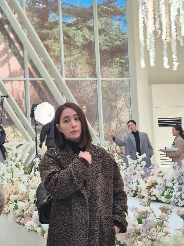이민정 하객룩이 이래도 돼 호피까지 완벽 소화한 얼죽코 코트룩 대본은 내운명