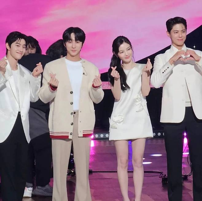 친한 오빠 응원하러 온 국민여동생 여배우의 성숙한 플라워 미니 원피스룩 투데이 셀럽패션