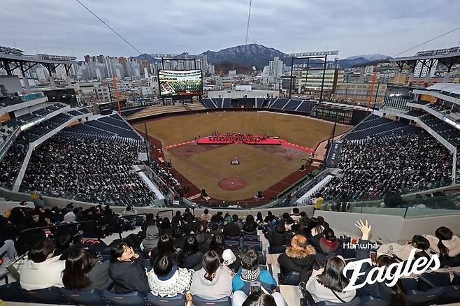 죽어도 안 넘어간다”는 몬스터월한화 新구장 첫 공식전 ‘임박 누가 넘길 것인가 Ss시선집중